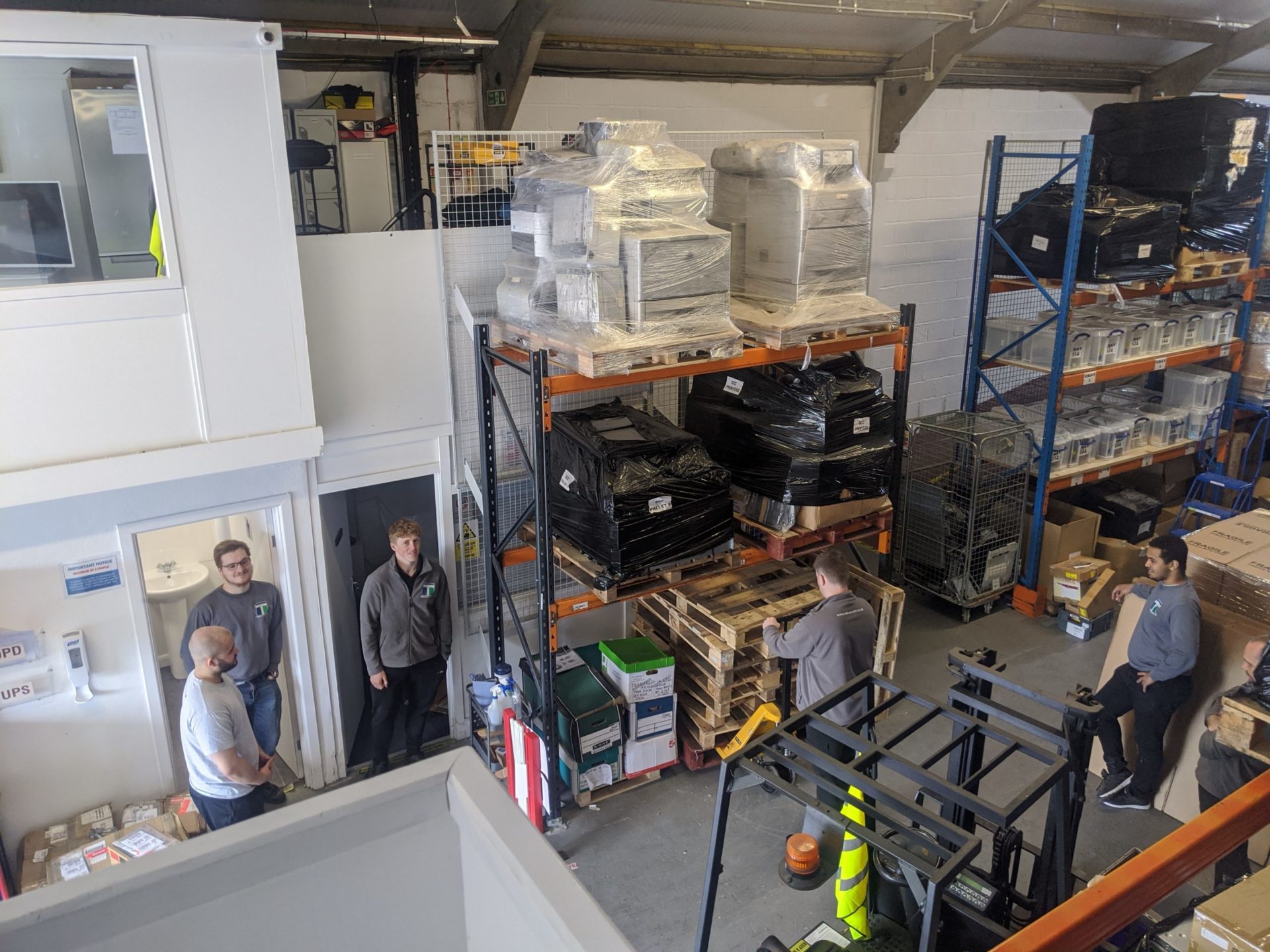 Staff heavy lifting training - Tekeurope