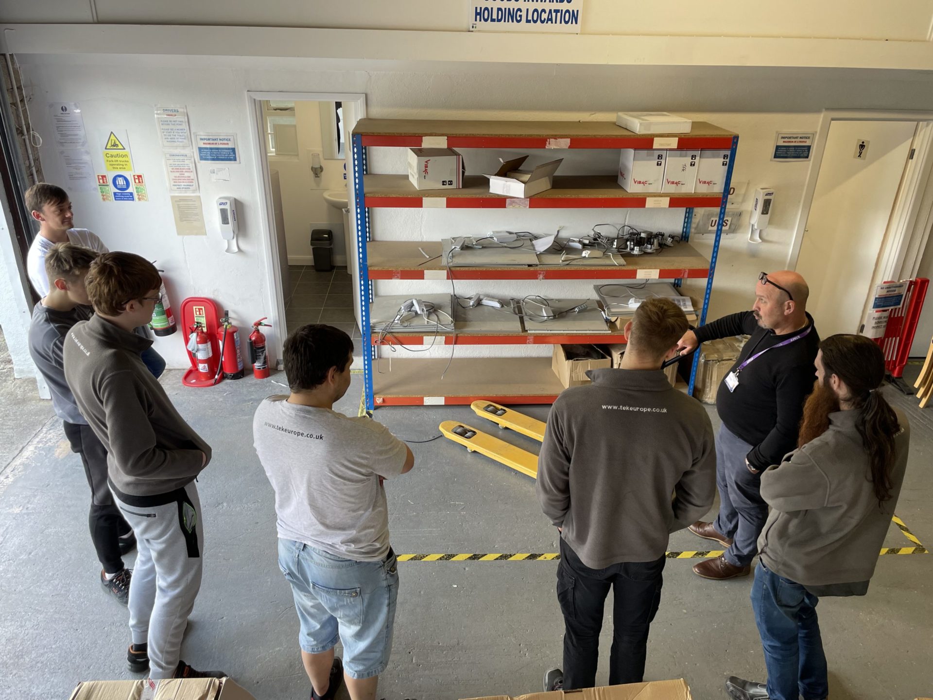 Staff heavy lifting training - Tekeurope